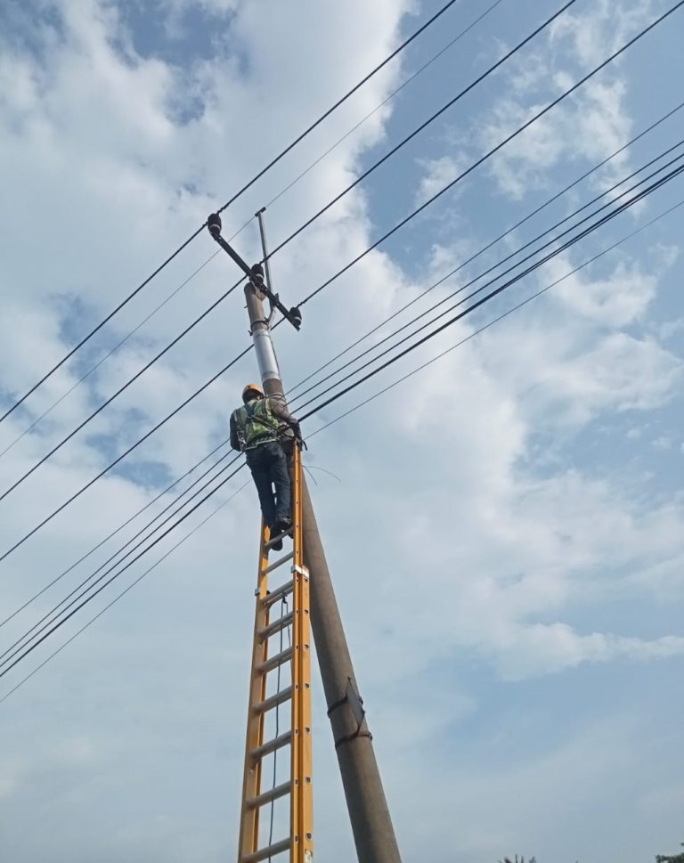 PLN Icon Plus Geruduk Cirebon, Ribuan Kabel Fiber Optik Ditata Ulang ...