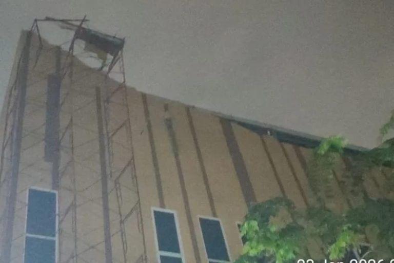 Atap GOR Serdang Menimpa 11 Sepeda Motor di Kemayoran - AbnNews